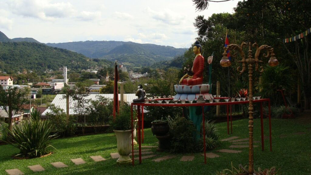 Rafting em corredeiras e o maior templo budista tibetano da América do ...